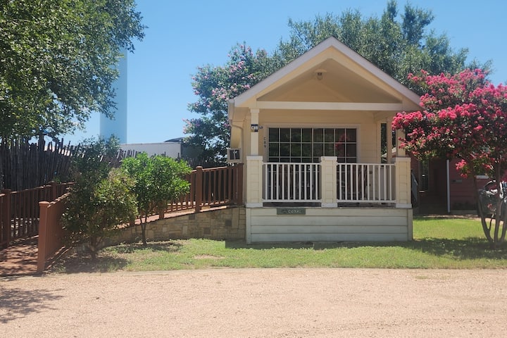 Cozy Cabin Near Lake Travis - Lake Travis, TX