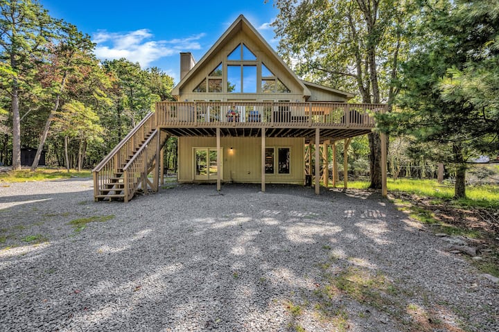 Spectacular Chalet, Hot Tub, Pool Tbl, Near Slopes - Lake Harmony, PA