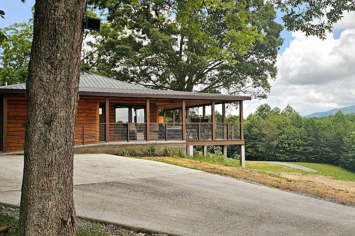 Atlas 
*2 King Suites W/hot Tub* - Tellico Plains, TN