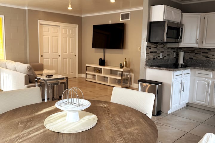 Quiet Family Friendly 2bed 1bath Townhome. - Reno, NV