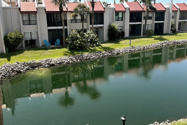 Island Oasis Retreat - Bradenton Beach, FL