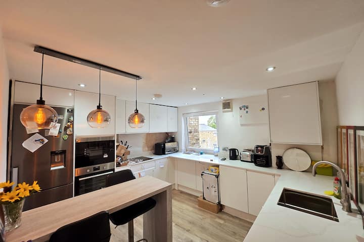 Sunrise & Sunset View 2br Apartment | South London - 