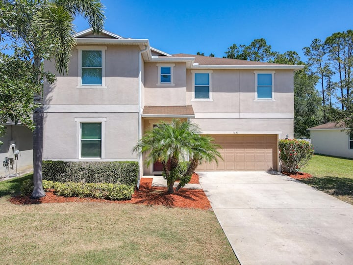 Conveniente!!! 8br / 5ba Pool Home, Near Disney, Seaworld, Convention Center - Kissimmee, FL