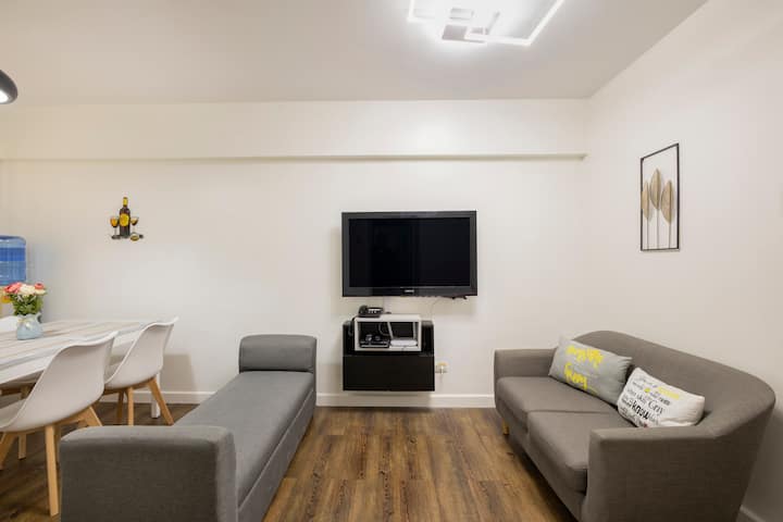 2br Near Smaura/bgc/naia 3/high-speed Internet - Taguig