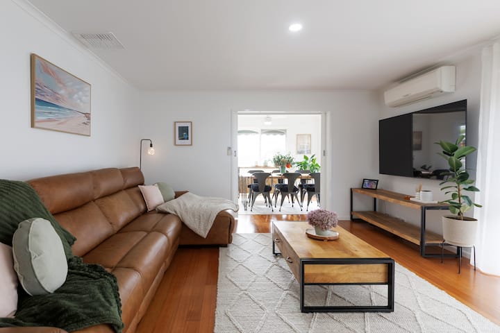 New Reno! • 3br Family Oasis + Backyard • Sleeps 7 - Lara