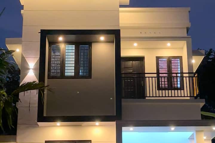 Aahiri Home, 30km Athirappilly - Chalakudy