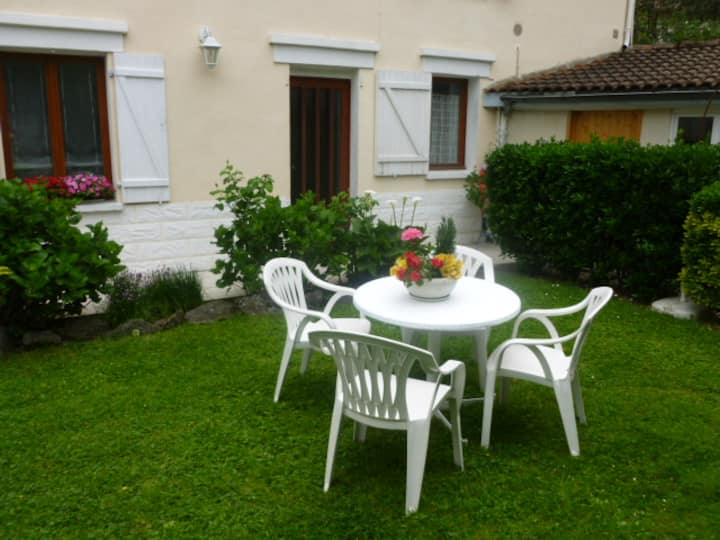 Rez-de-chaussée Avec Jardin Au Centre De Lourdes - Lourdes