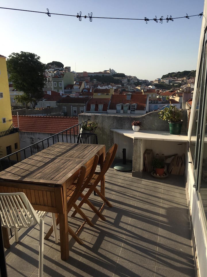 Mansarde Avec Terrasse Dans Le Centre-ville Historique De Lisbonne - Lisboa