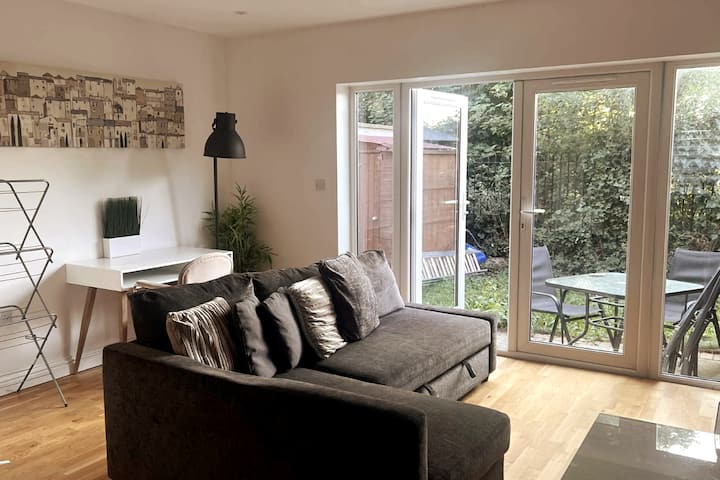 Secure 2bd Retreat: Modern Comfort In Privacy - Chatham