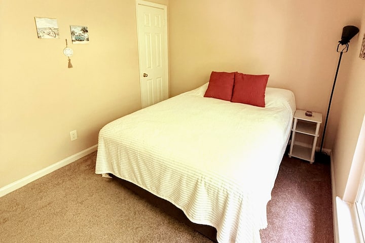 Cozy Room With Forest View - Manassas, VA