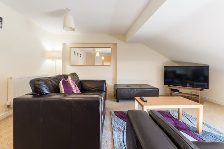 Westlecot House - Spacious 2 Bed, 2 Bath, Sleeps 6 - Swindon