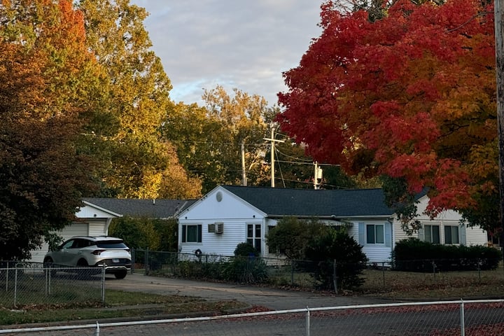 Cozy Illini Campus Stay - Champaign, IL