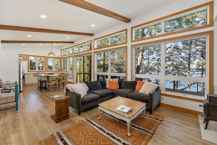 Sandstone Bluff Modern Home With Guest Cottage - Green Lake, WI