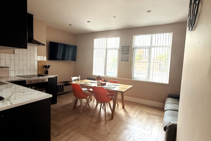 Stylish & Bright 2 Bedroom Flat (Free Parking) - Wirral