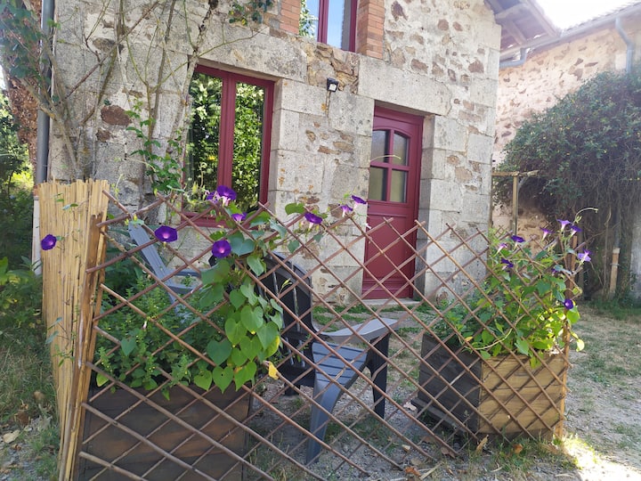 Maison Entière Au Milieu Des Animaux. - Oradour-sur-Glane