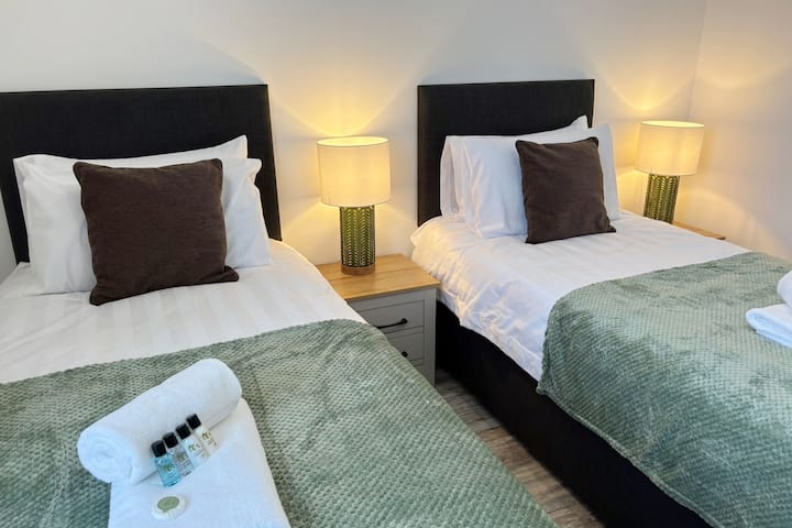 Comfy & Spacious 2-br Apartment - Swindon