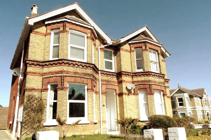 Spacious Victorian Home 5 Minutes From The Beach - Isle of Wight