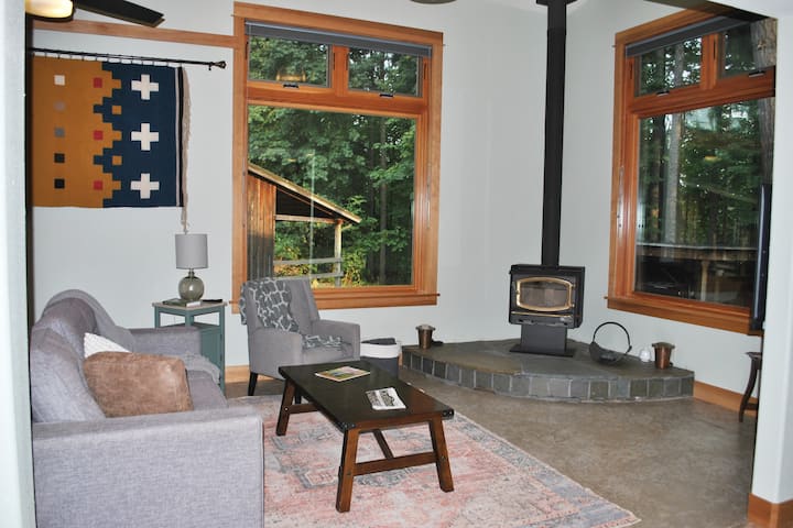 Hidden Grove Guest House - Silver Falls State Park, Oregon
