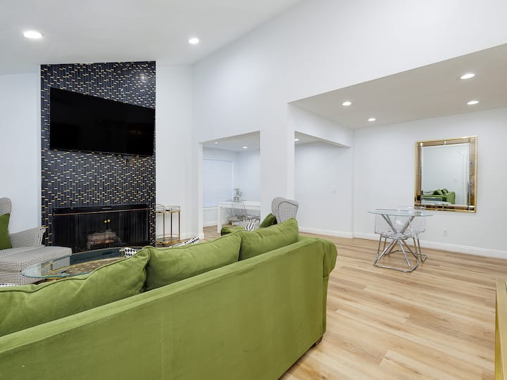 3br Townhouse | Walk To Unlv | Mins From The Strip - Fremont, CA