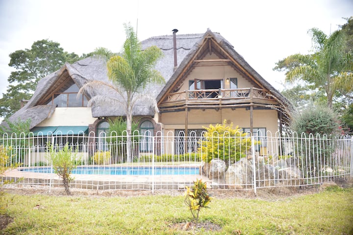 4 Bed Thatched Kambanji Holiday House With Pool - Harare