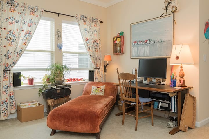 Back Bedroom In The Clouds - Chapel Hill, NC