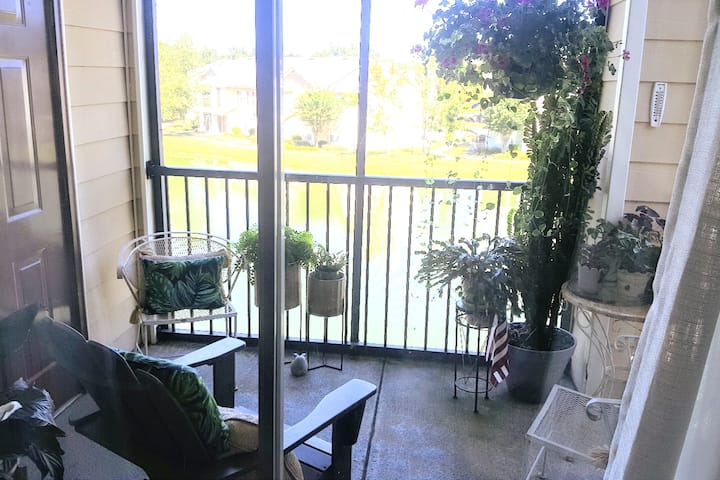 Auburn Gameday Condo 2br/2ba + Pond View & Balcony - Auburn University, Auburn