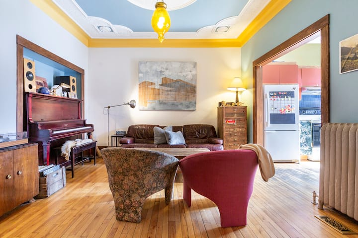 Chambre Double Petite-italie
Lit King Main Floor - Montreal