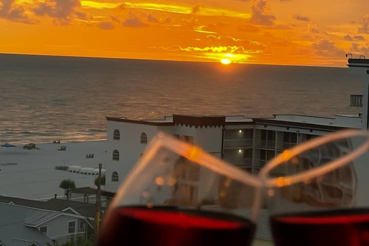 Madeira Beach Sunset Suite - Madeira Beach, FL