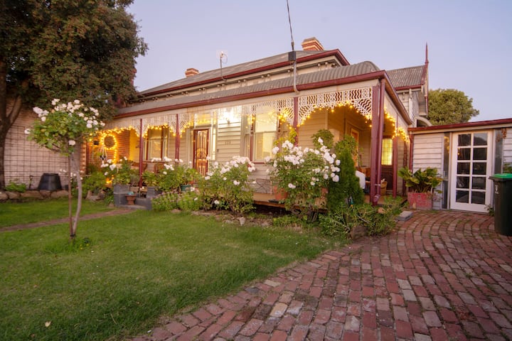 Large Family Garden Cottage, Separate Kids Retreat - Bendigo