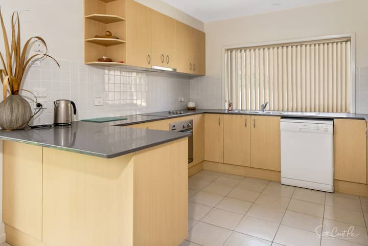 Single Level 1 Bedroom Surf Beach Townhouse - Batemans Bay