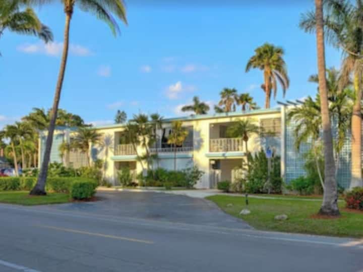 The Mariner Naples #123 Steps To Beach & Pier - Naples, FL