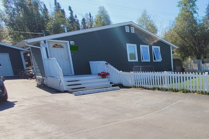 Yk Forrests Edge: Aurora Trails & Cozy Home - Yellowknife