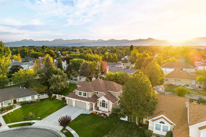 Hottub•gym•theater•massage Chair•kids Slide Luxury - West Jordan, UT