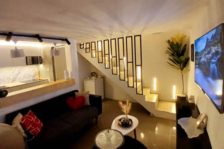 Studio Moderne Et Chaleureux Avec Escalier Design. - Cameroon