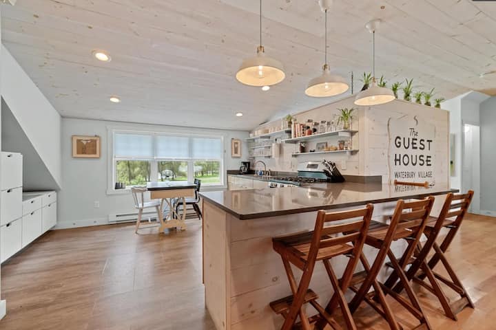 Cozy Vermont Guesthouse • Downtown W/ River Views - Waterbury Village Historic District