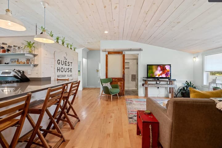 Cozy Vermont Guesthouse • Downtown W/ River Views - Waterbury Village Historic District