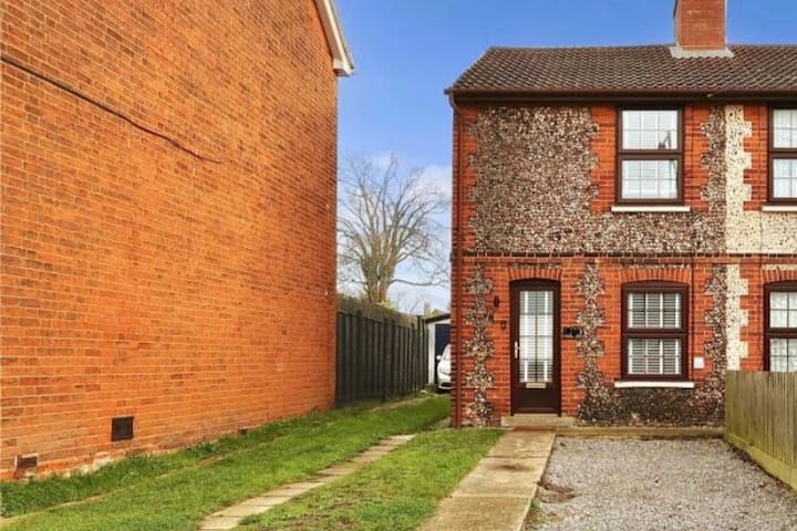 Cosy Flint Cottage In Ipswich - Ipswich, UK