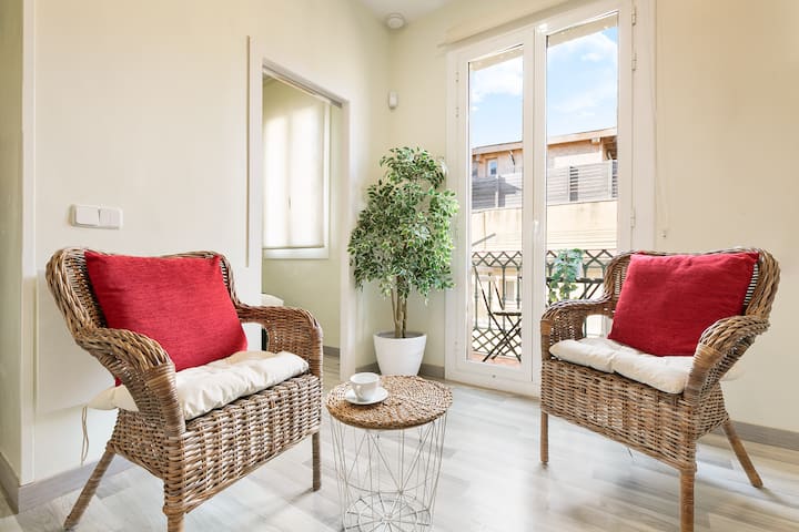 Sm8 Beach- 2 Bedroom, Balcony, Dressing, Workspace - Barcelona