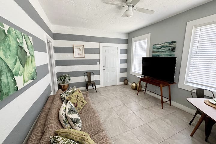 Simple, Affordable And Conveniently Located - Palm Beach, FL