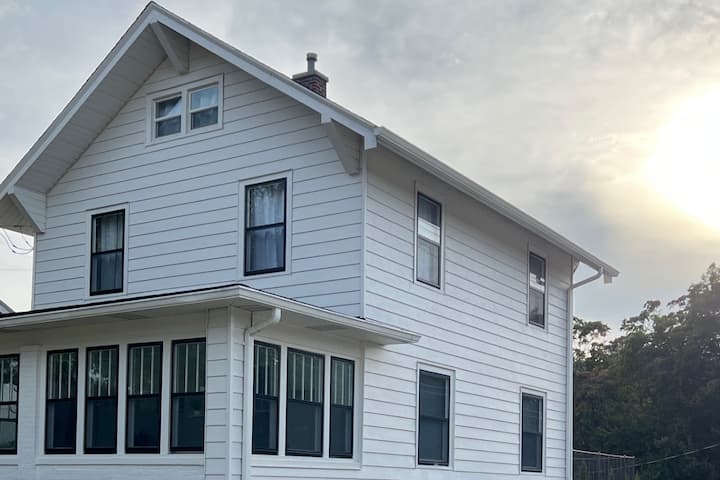 The Quiet Comfy Location House! - Des Moines, IA