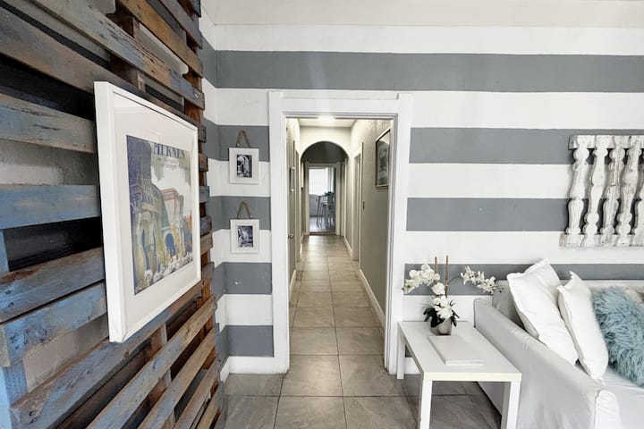 Cute, Clean, Cozy And Affordable! - Palm Beach, FL