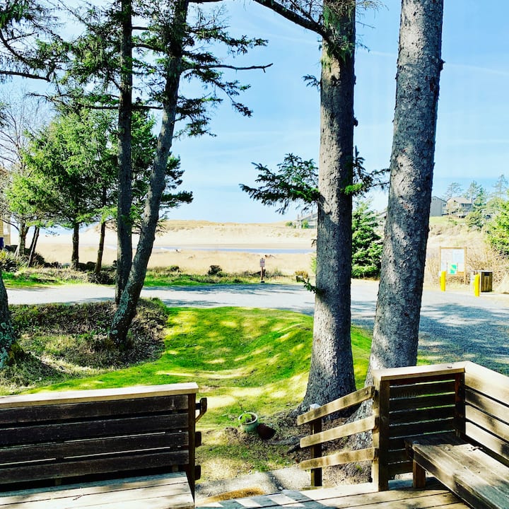 Maloney's Cannon Beach View Home - Cannon Beach, OR