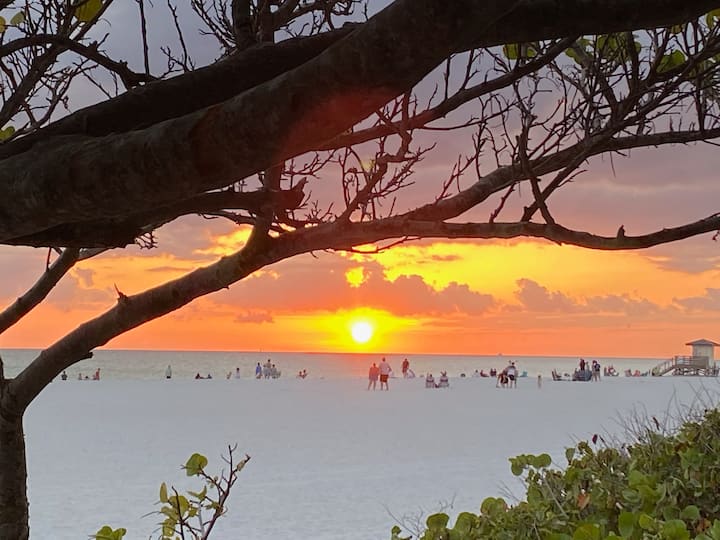Heaven On Lido Beach,  Just Across The Street! - Sarasota, FL