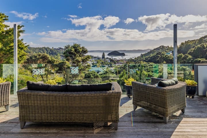 Binnie On The Bay - Russell