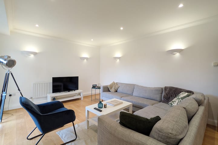 Convenient 2-bed Flat With Parking Near Gatwick - Crawley