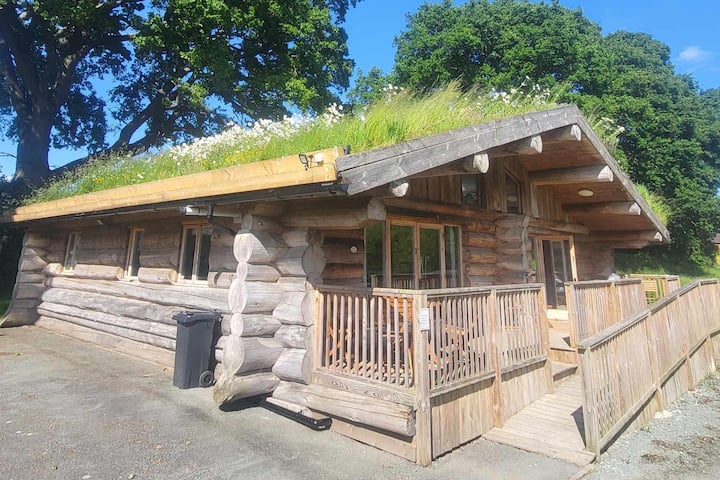 Peaceful Lakeside Cabin With Hot Tub - Oswestry
