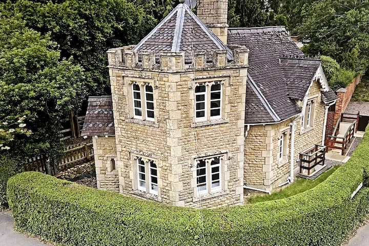 The Cotswalds Castle Sleeps 6-8.  Fairytale Pretty - Chipping Norton