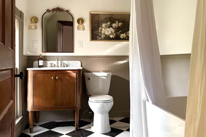 Charming 2br Victorian Duplex - Ann Arbor, MI