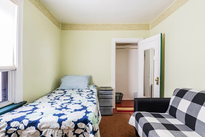Regular Room Shared Kitchen And Bathroom - Toronto