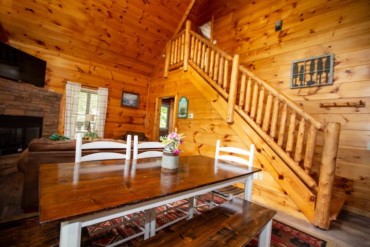 Smoky Mtn Retreat | 3br/3ba Cabin W/ Hot Tub&grill - Gatlinburg, TN